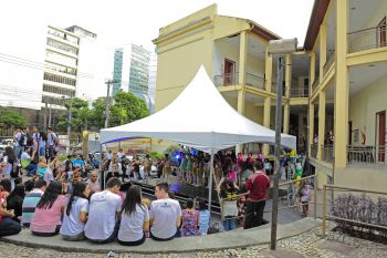 Fafi comemora 23 anos e abre as portas para o público com muitas ...