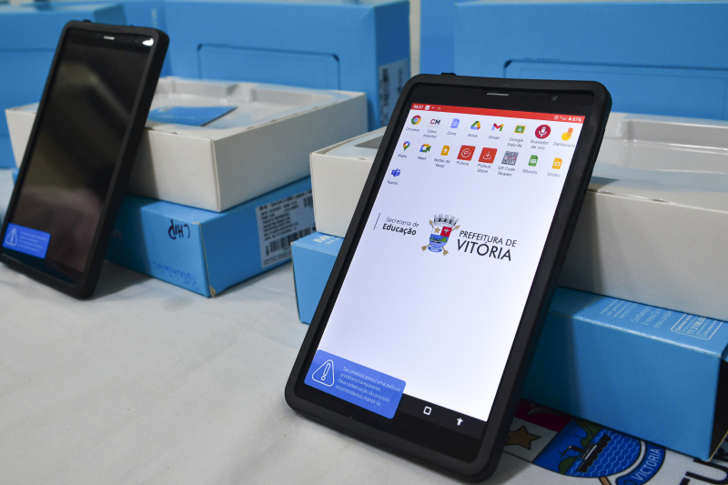 Educação mais conectada: estudantes de Vitória recebem tablets com ...